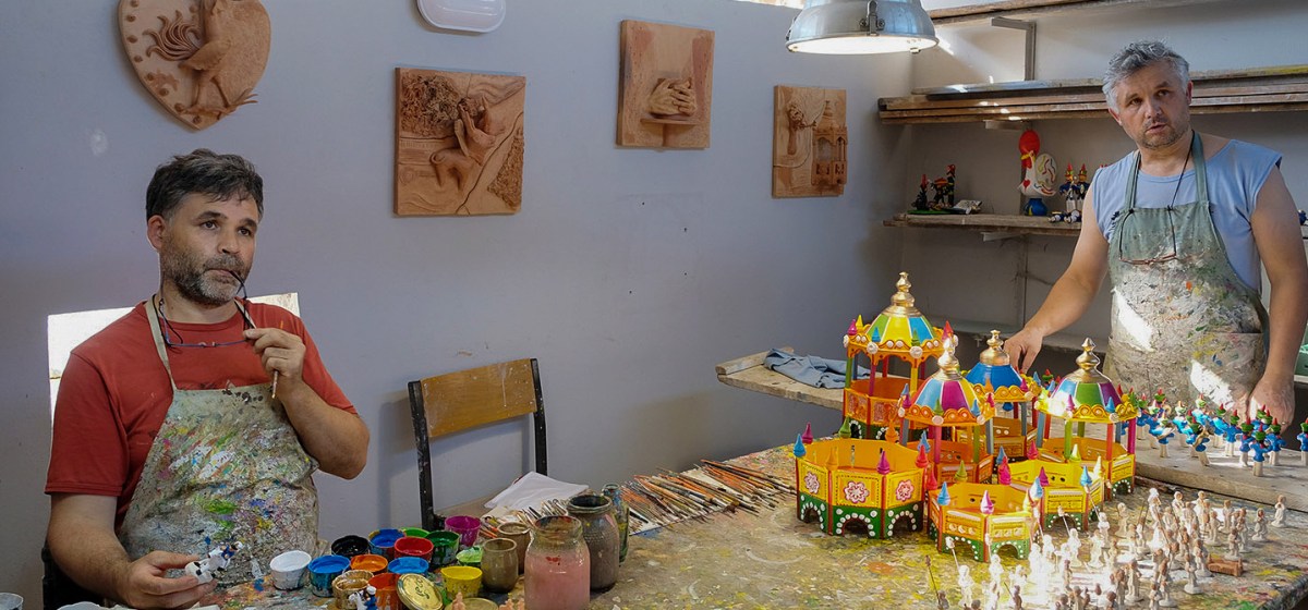 A arte dos Irmãos Baraça na produção do galo e outro figurado de ...